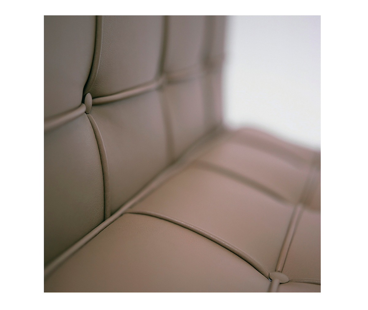 Knoll Barcelona-tuoli, musta nahka/kromi | Vepsäläinen