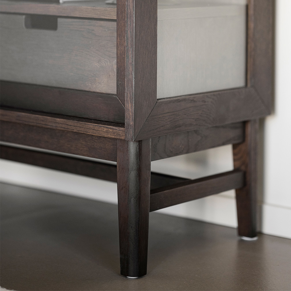 Rowico Home Hazelton-vitriini, ruskea tammi | Vepsäläinen