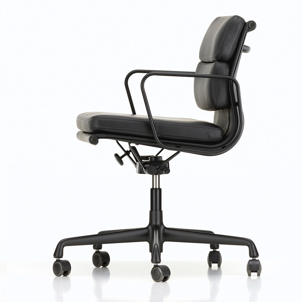 Vitra Eames Soft Pad EA217 -työtuoli, musta nahka/musta | Vepsäläinen