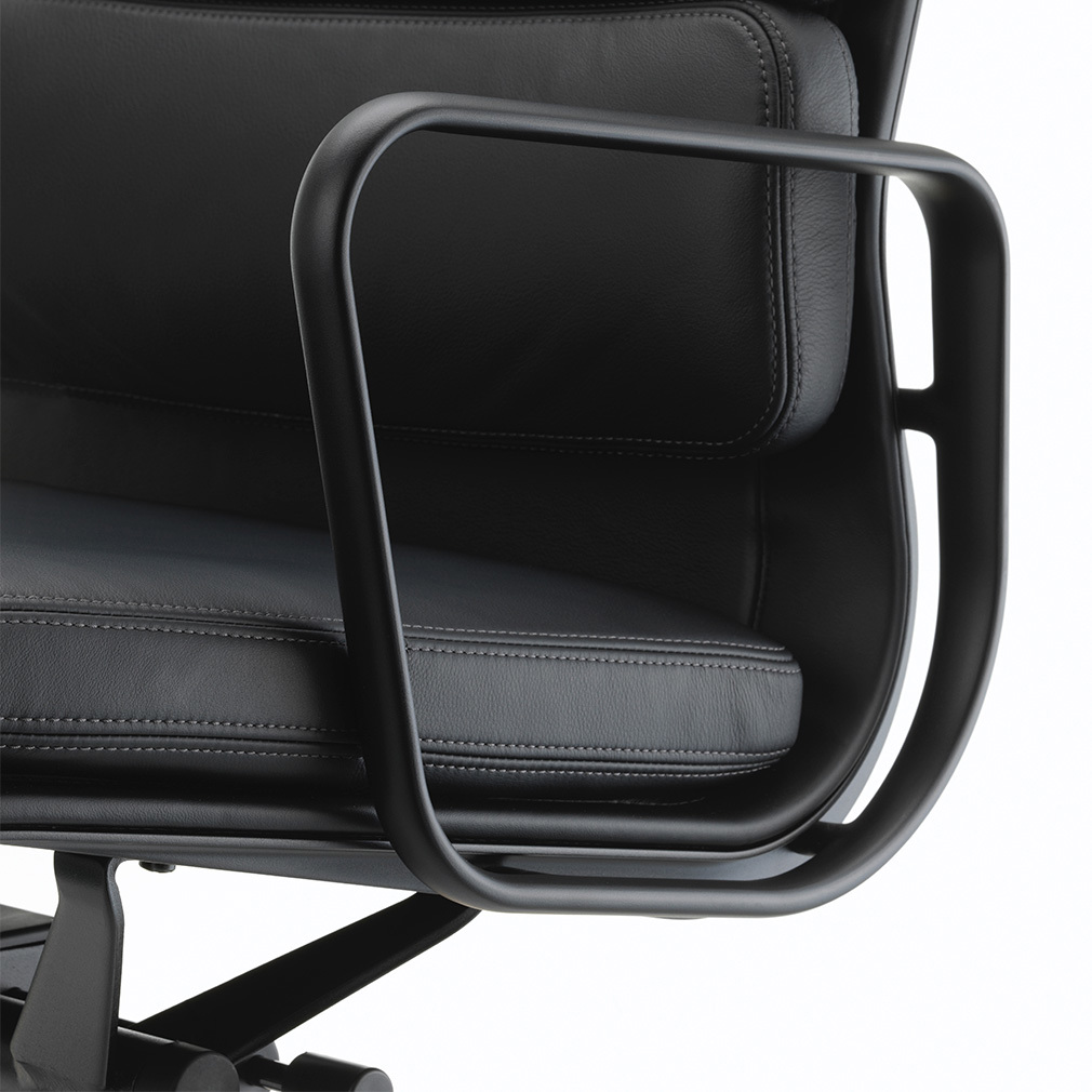 Vitra Eames Soft Pad EA217 -työtuoli, musta nahka/musta | Vepsäläinen